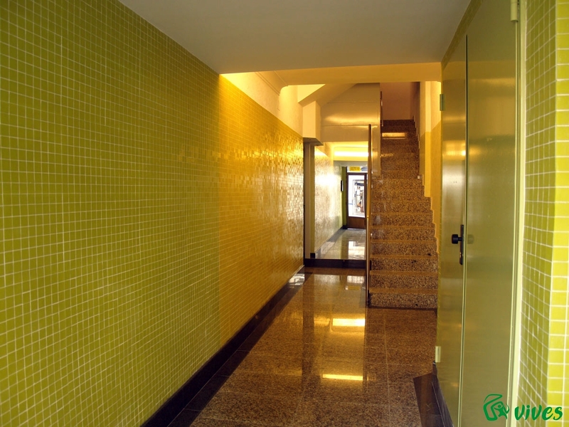 Foto: Reforma del Portal de Acceso Al Inmueble de Vives Personas ...