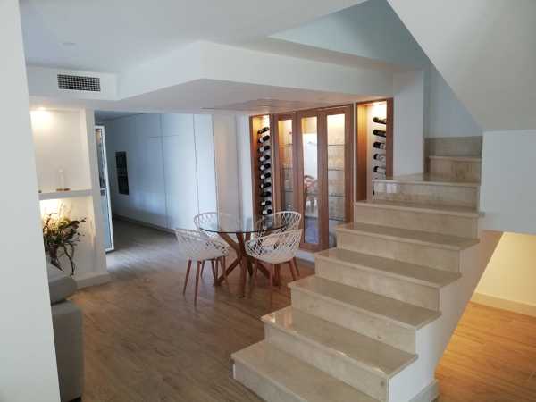 Foto: Salón con Escalera Moderna y Espectacular de Deco Construcciones ...