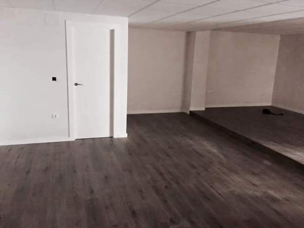 Foto: Tarima en dos Alturas con Rodapie en Blanco de Reformas Acrossa ...